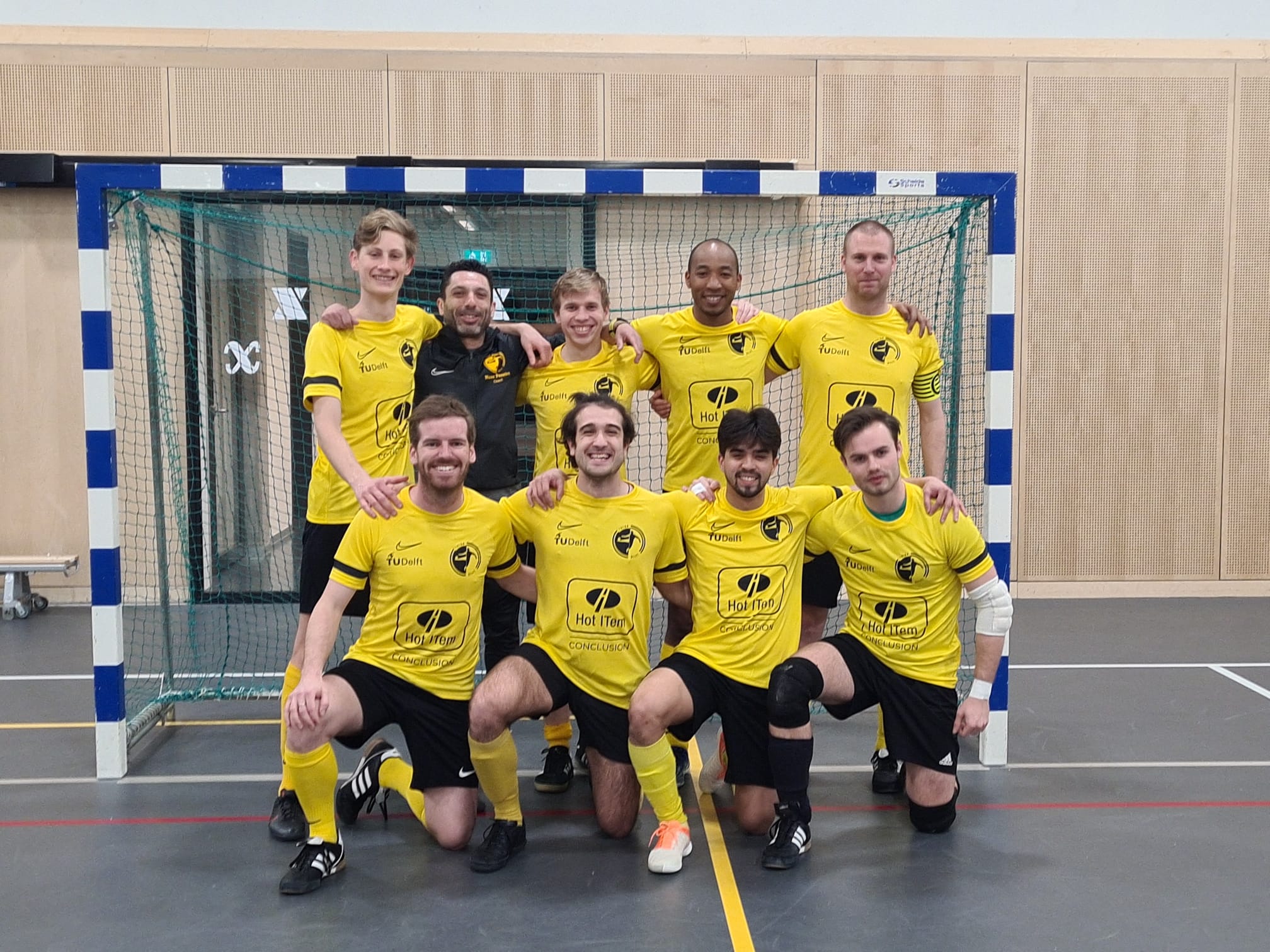 FC TUTOR Playerlineup.com: Roster and player photos